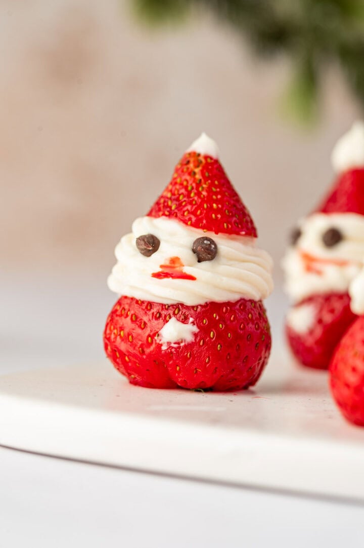 Strawberry Santas (Easy No-Bake Christmas Dessert) - Food Exit Recipes